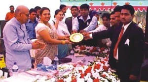 Singer Momtaz honoured in Manikganj | The Daily Star