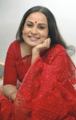 Mimi has her hands full | The Daily Star