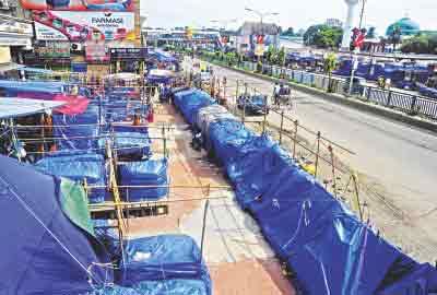 Footpath shops still to re-open | The Daily Star