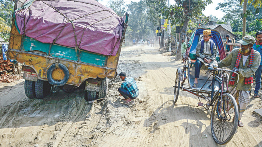 Dilapidated city streets spell misery for Khulna commuters | The Daily Star