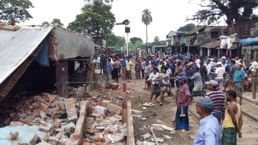 Rly starts demolishing illegal structures in Jhenidah | The Daily Star