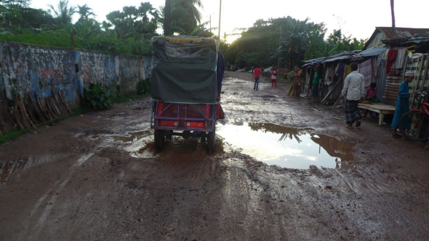 Patuakhali town roads badly damaged | The Daily Star