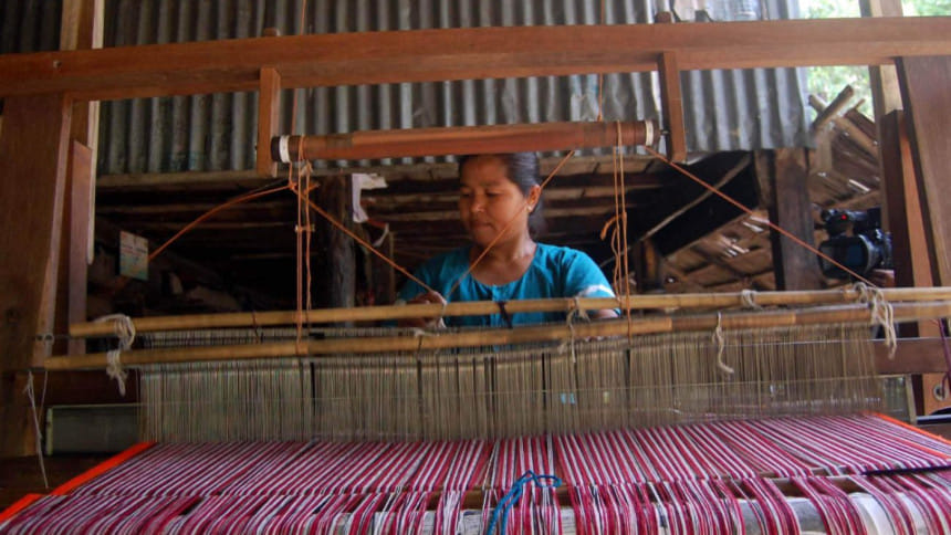 Rakhain weavers passing busy time ahead of Eid | The Daily Star