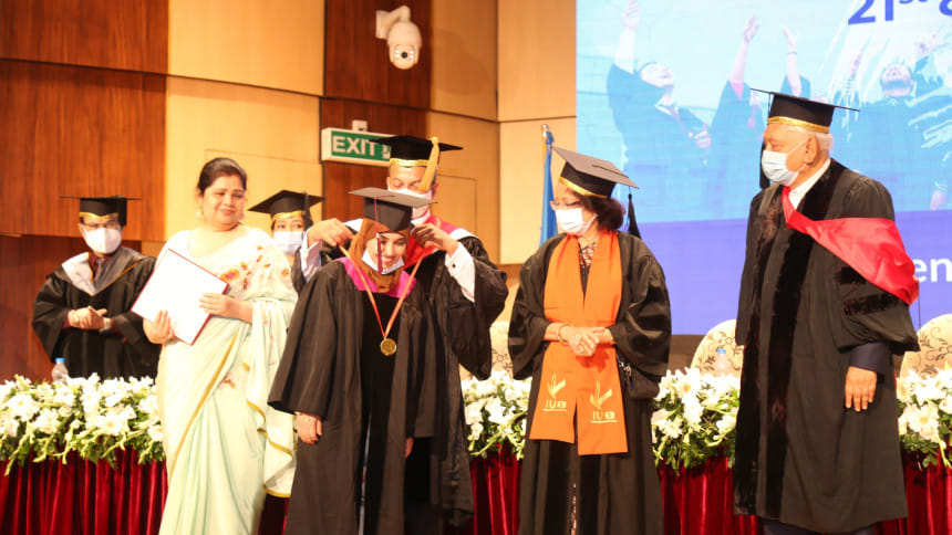 IUB holds its 21st and 22nd Convocation | The Daily Star