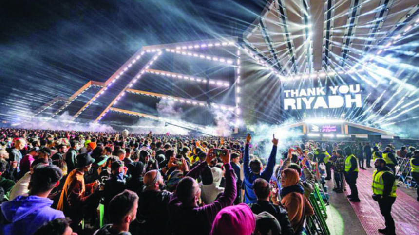 The unthinkable: Rave in Saudi Arabia where young men and women dance ...