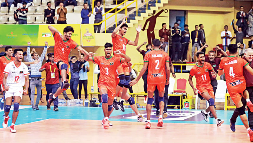 Bangladesh survive nail-biter to lift volleyball title | The Daily Star
