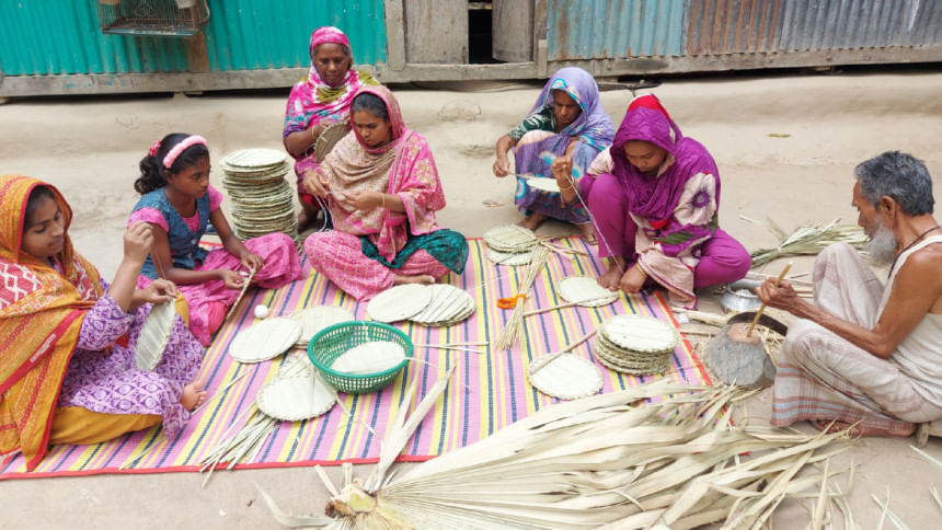 Rising costs drive ‘tal-pakha’ artisans out of profession | The Daily Star
