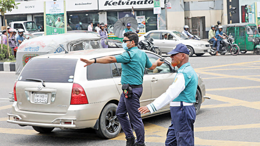 Braving scorching heat in the line of duty | The Daily Star