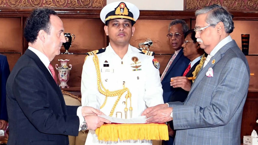 Spanish ambassador presents credentials to President Shahabuddin | The ...