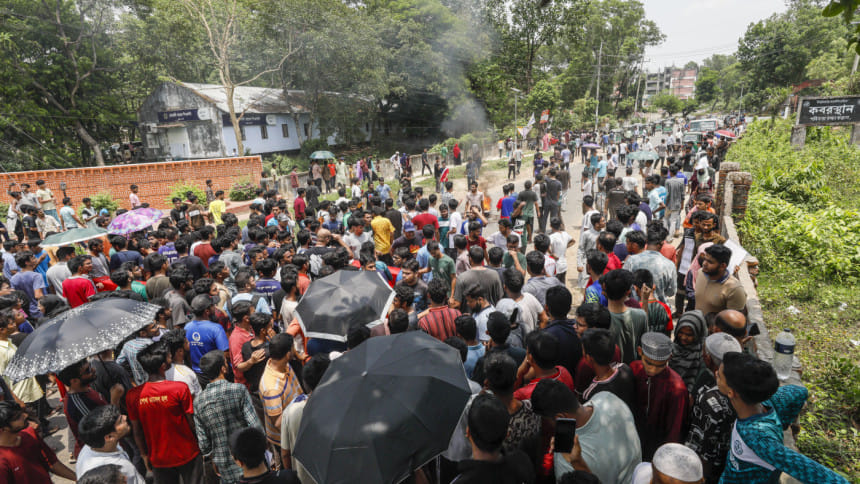 Cuet Students Protest | Cuet students block Kaptai road for 8 hours ...