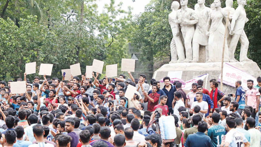 DU students protest quota reinstatement | The Daily Star
