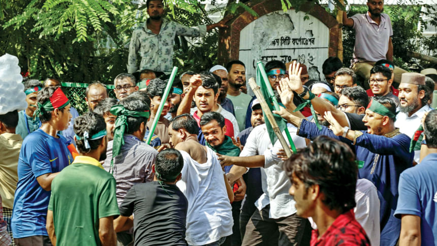 Harassment Of People At Dhanmondi-32 | People beaten up, harassed at ...