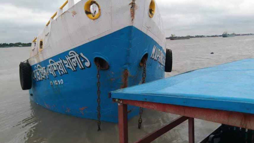 Lighter vessel with 800-tonne coal sinks in Mongla | The Daily Star