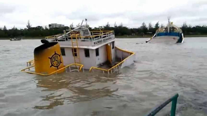 Lighter vessel with 800-tonne coal sinks in Mongla | The Daily Star