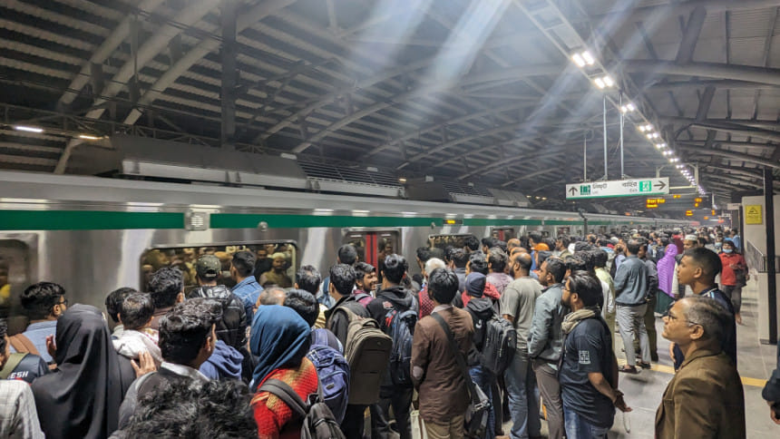 Metro sees huge crowd as Ekushey Boi Mela kicks off