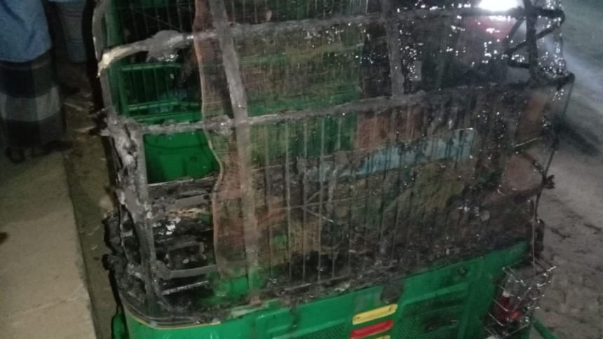 Auto-rickshaw set on fire on Dhaka-Narayanganj Link Road | The Daily Star