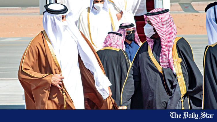 Saudi Arabia embraces Qatar, signs ‘solidarity’ deal | The Daily Star