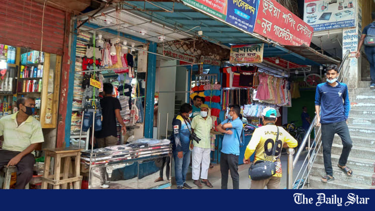 Small traders open shops defying ‘lockdown’ in Rajshahi | The Daily Star