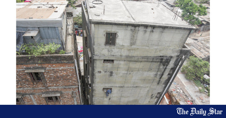 Process begins to demolish tilted building in Ctg | The Daily Star