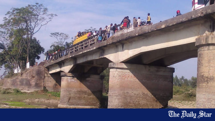 Traffic movement halted due to collapse of bridge decks | The Daily Star