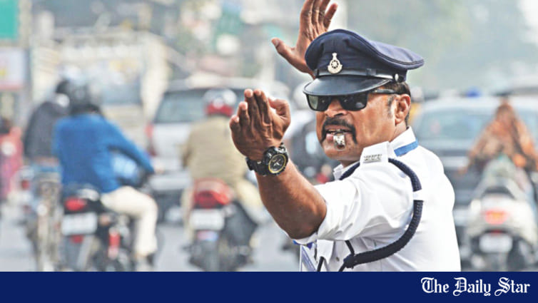 India's 'moonwalking' traffic cop turns heads | The Daily Star