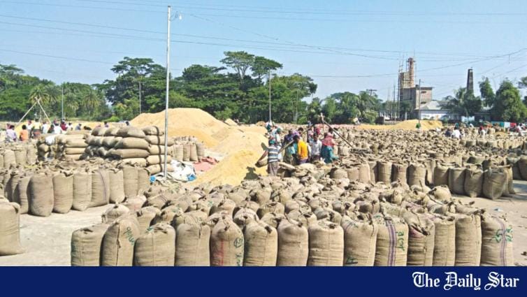 Middlemen rule paddy market | The Daily Star