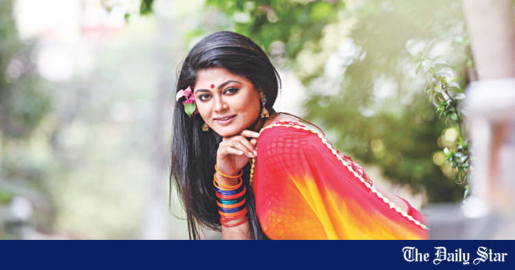 Mousumi Hamid in “Labh Khoti Soman Soman” | The Daily Star