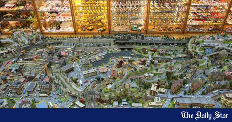 Skydiving magic, bungee dunk for Guinness World Records day | The Daily ...