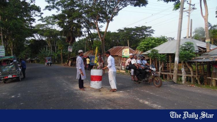 Unmarked speed bumps a nightmare for commuters in Barishal | The Daily Star