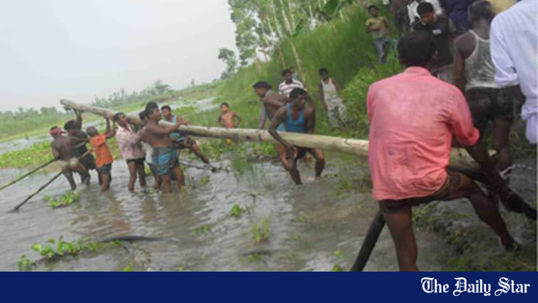 Villagers join hands to build wooden bridge | The Daily Star