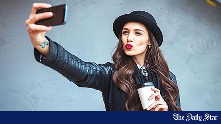 Selfitis: the selfie caused mental disorder | The Daily Star