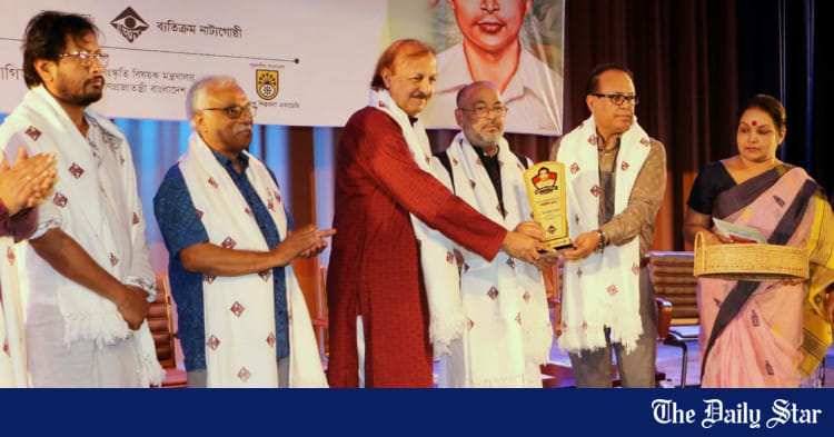 Dr Israfeel Shaheen receives Syed Mohidul Islam award | The Daily Star