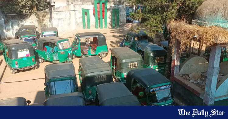 Three-wheeler stand on Shaheed Minar premises! | The Daily Star