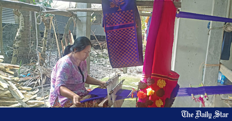 Barguna’s Rakhine weavers busy making winter clothes | Daily Star