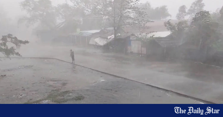 Cyclone Mocha floods Myanmar port city as strong winds wreck buildings ...