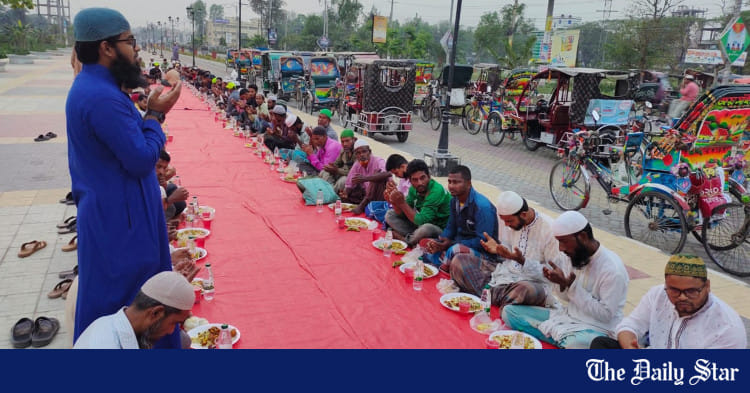 Sharing iftar, sharing smiles | The Daily Star