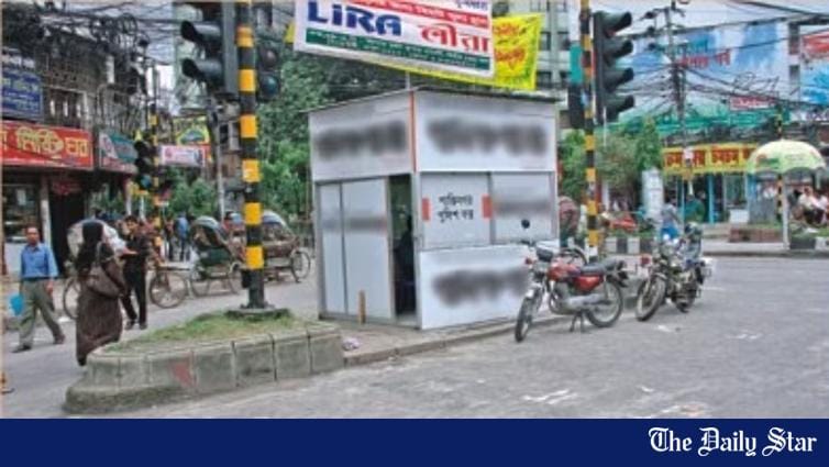 Cop hurt as bus ploughs through police box | The Daily Star