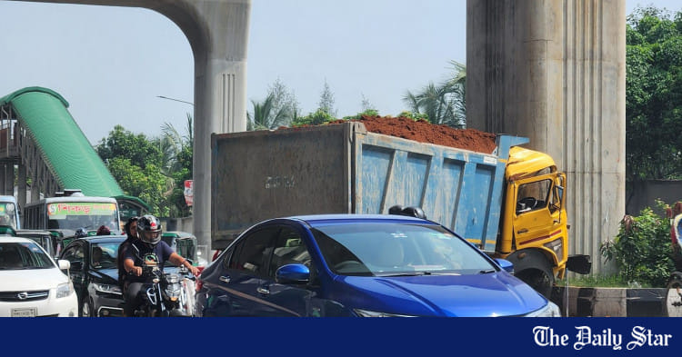 Truck Crashes into Dhaka Metro Pillar | Truck hits metro rail pillar at ...