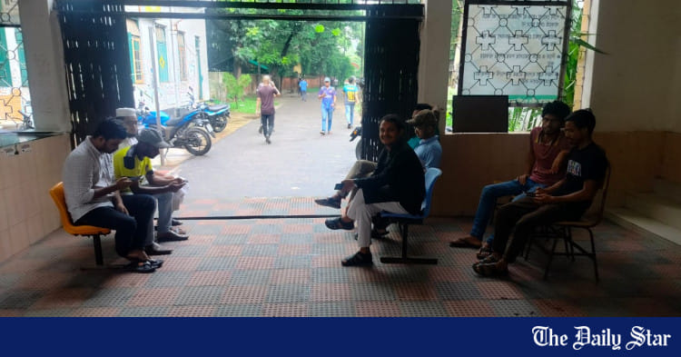 DU Students Prevented from Quota Protest | Some BCL men barring DU ...