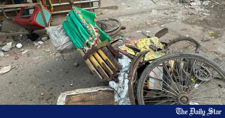 Rickshaw Accident in Dhaka | Banker killed as rickshaw crushed in bus ...