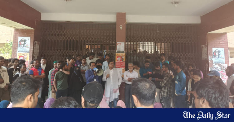 JU students lock admin building, protest peer's death | The Daily Star