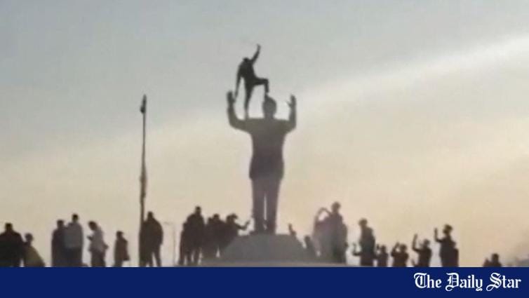 Syria Civil War LIVE Updates | Syrians stroll through Assad's palaces ...