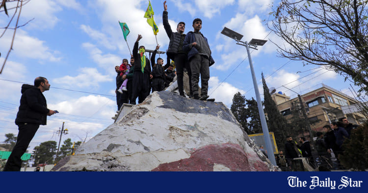 Syrians topple and trample on statues of Assad's father | The Daily Star