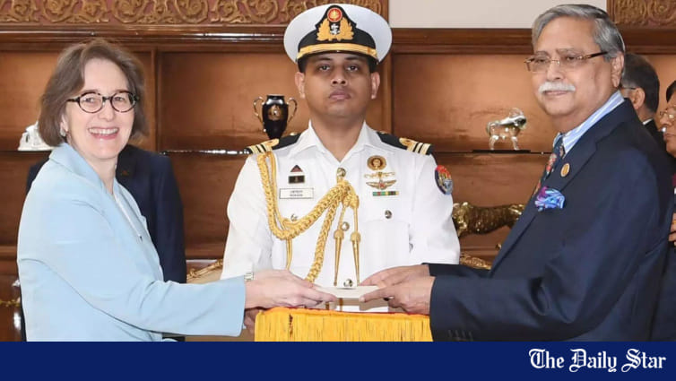 7 new envoys present credentials to president